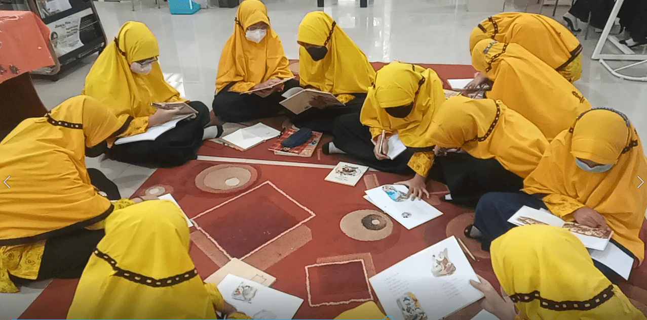 Asyiknya Belajar di Perpustakaan - Perpustakaan Sekolah