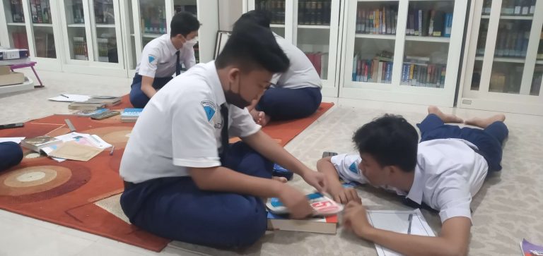 Belajar di Perpus, Tidak Mencari Referensi – Ini yang Dilakukan Siswa ...